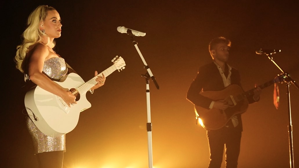 Katy Perry & Hunter Metts Perform "Thinking Of You" On American Idol ...